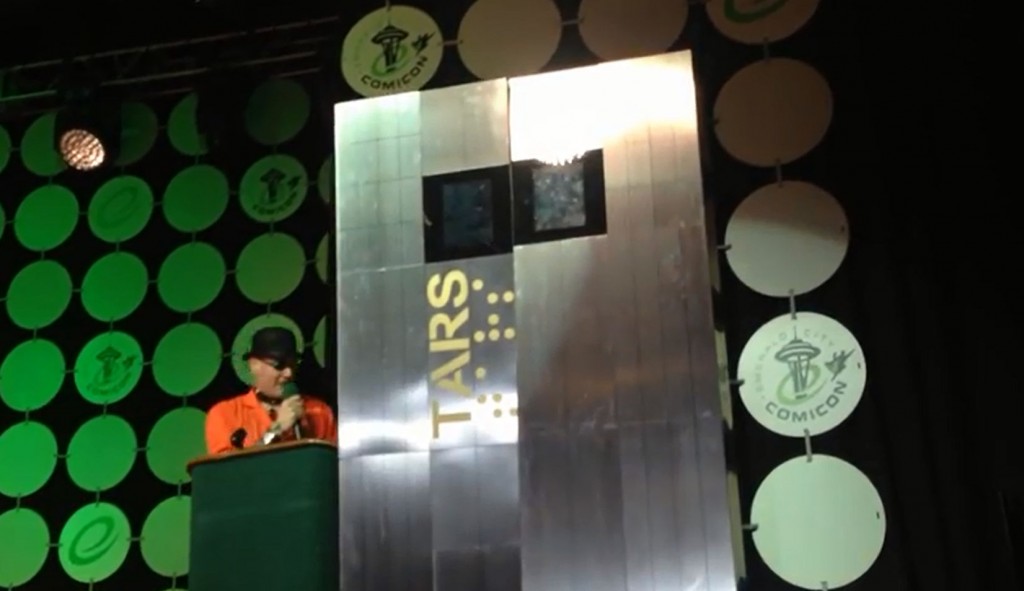 Video: Guy makes replica of Tars robot from Interstellar cosplay